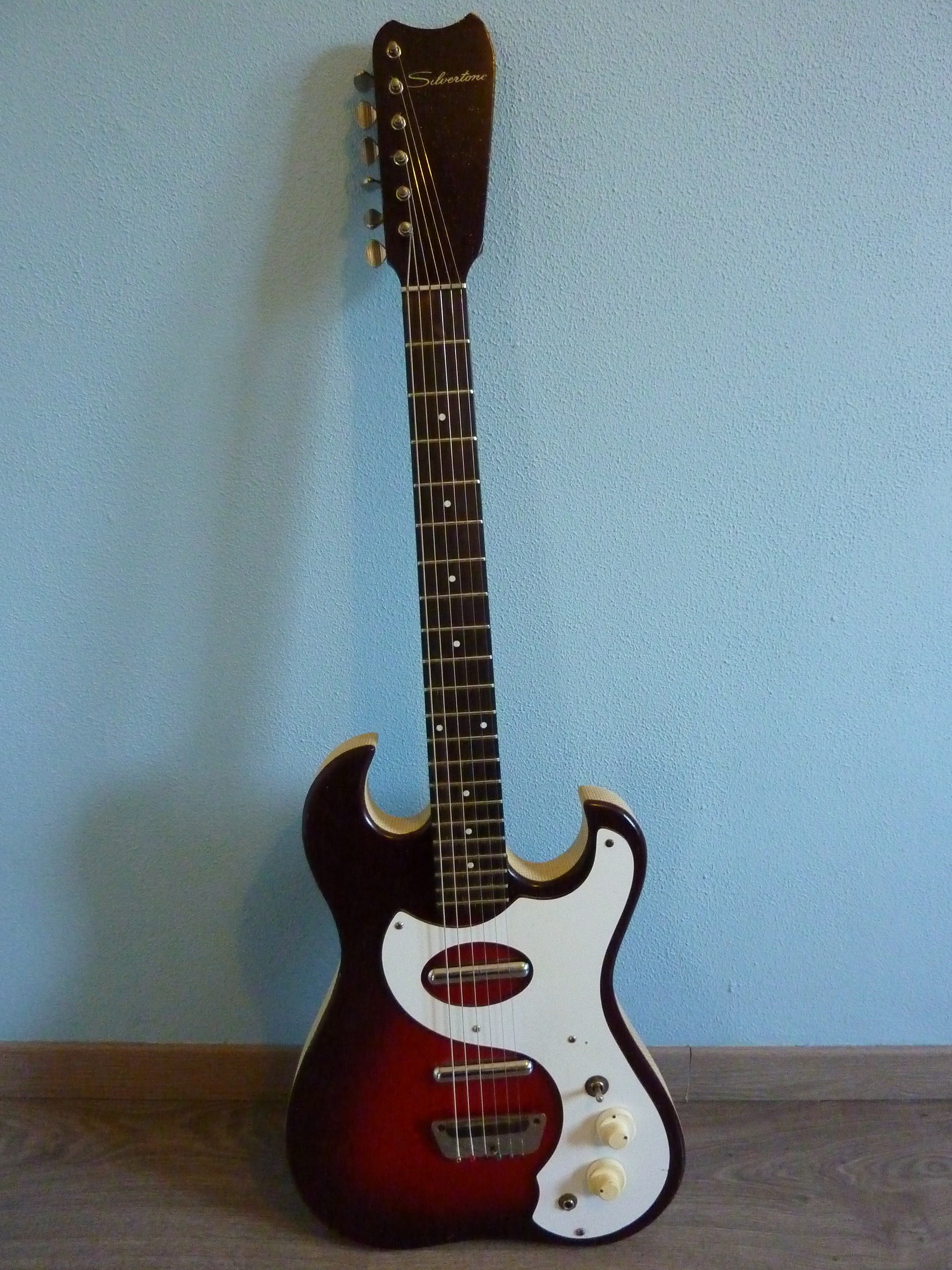 Silvertone 1457 "Amp in Case" - Buy vintage Silvertone guitar at Hender ...